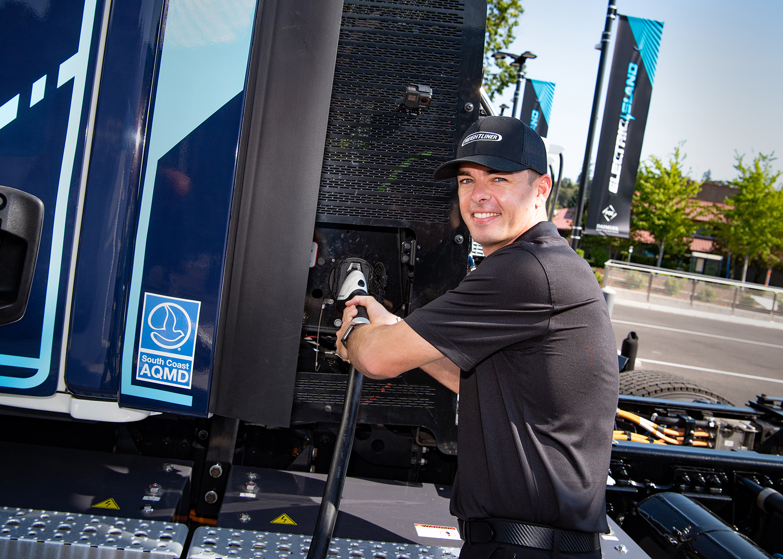 Freightliner eCascadia Hauls Team Penske’s Race Car to NTT INDYCAR ...