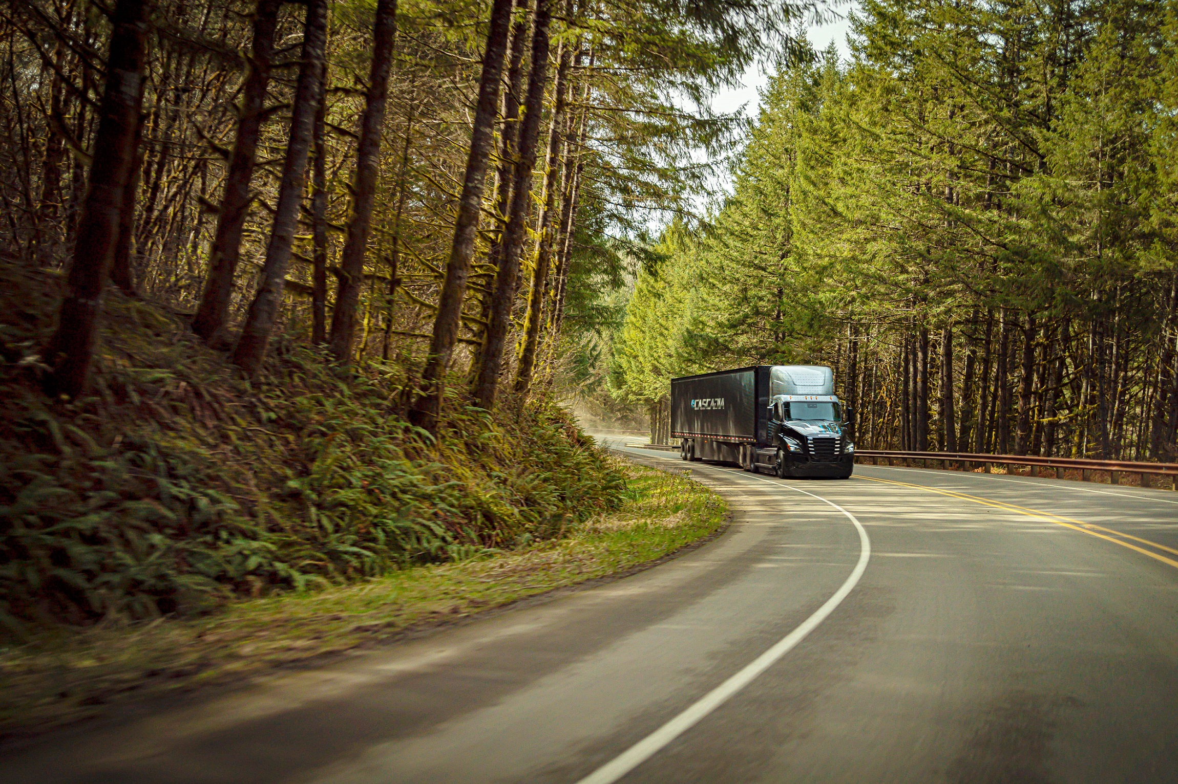 World premiere of the new battery electric Freightliner eCascadia ...