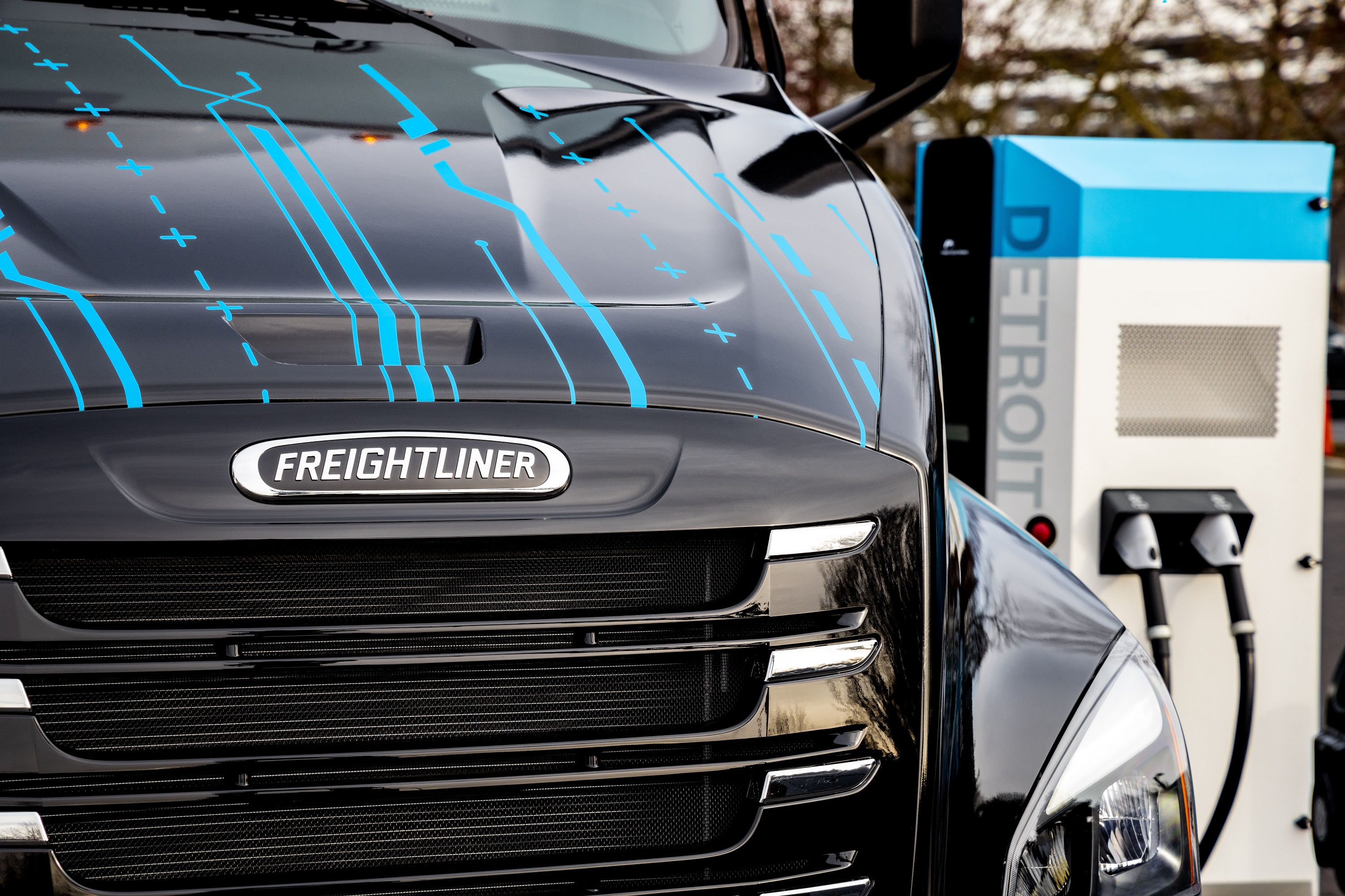 World premiere of the new battery electric Freightliner eCascadia ...