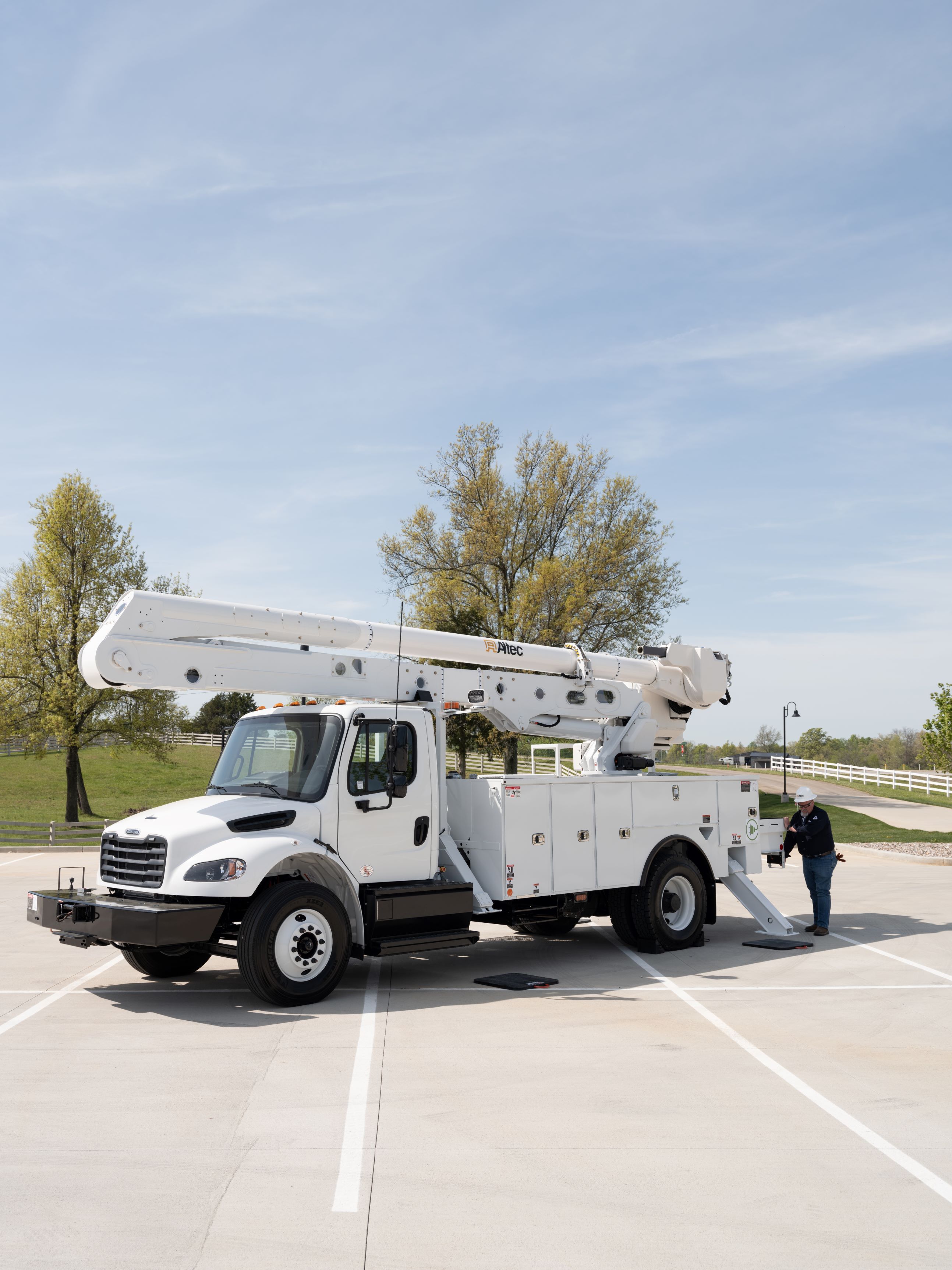 Daimler Truck North America Unveils Freightliner eM2, the Versatile ...