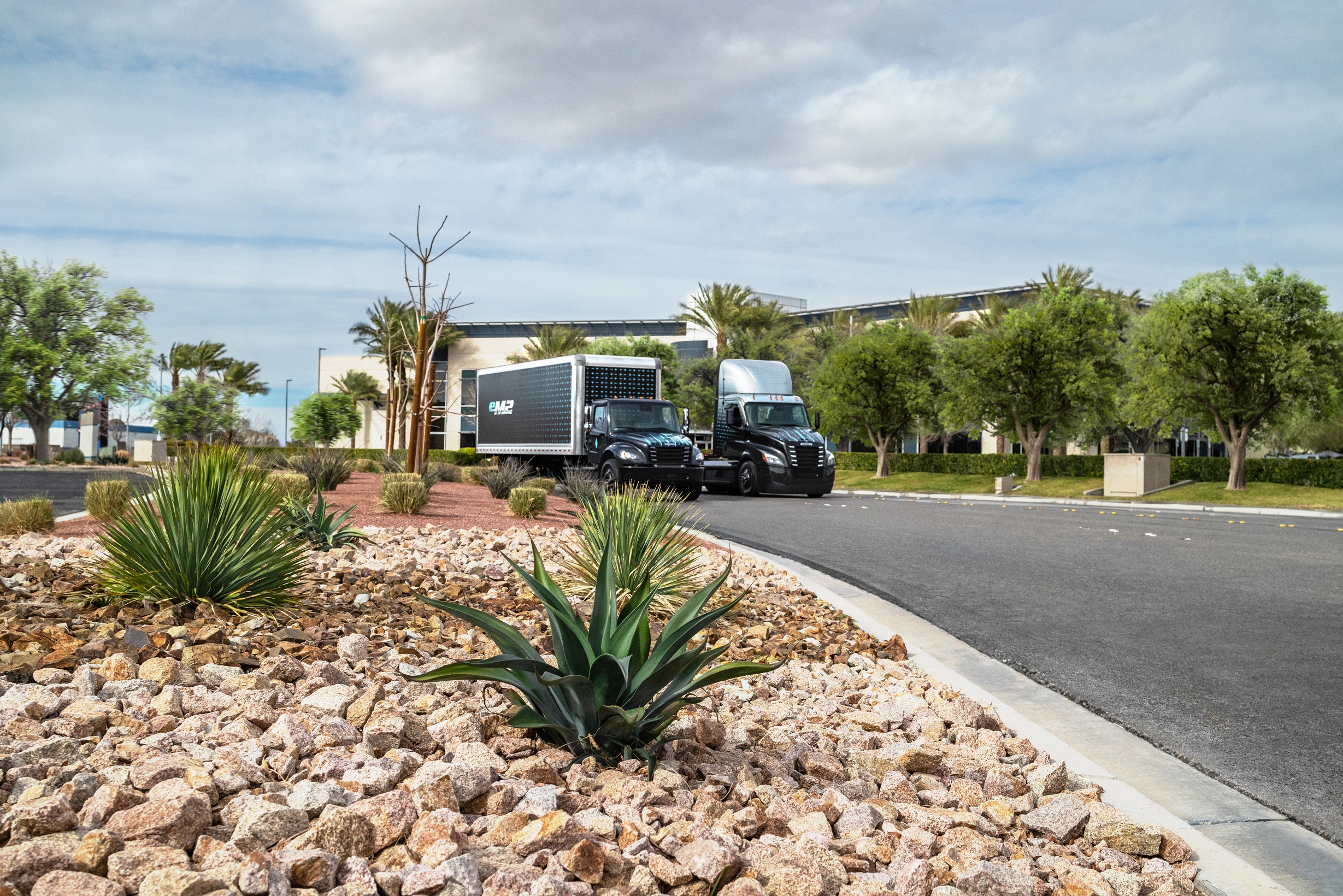 Daimler Truck North America Unveils Freightliner eM2, the Versatile Battery Electric Truck for ...