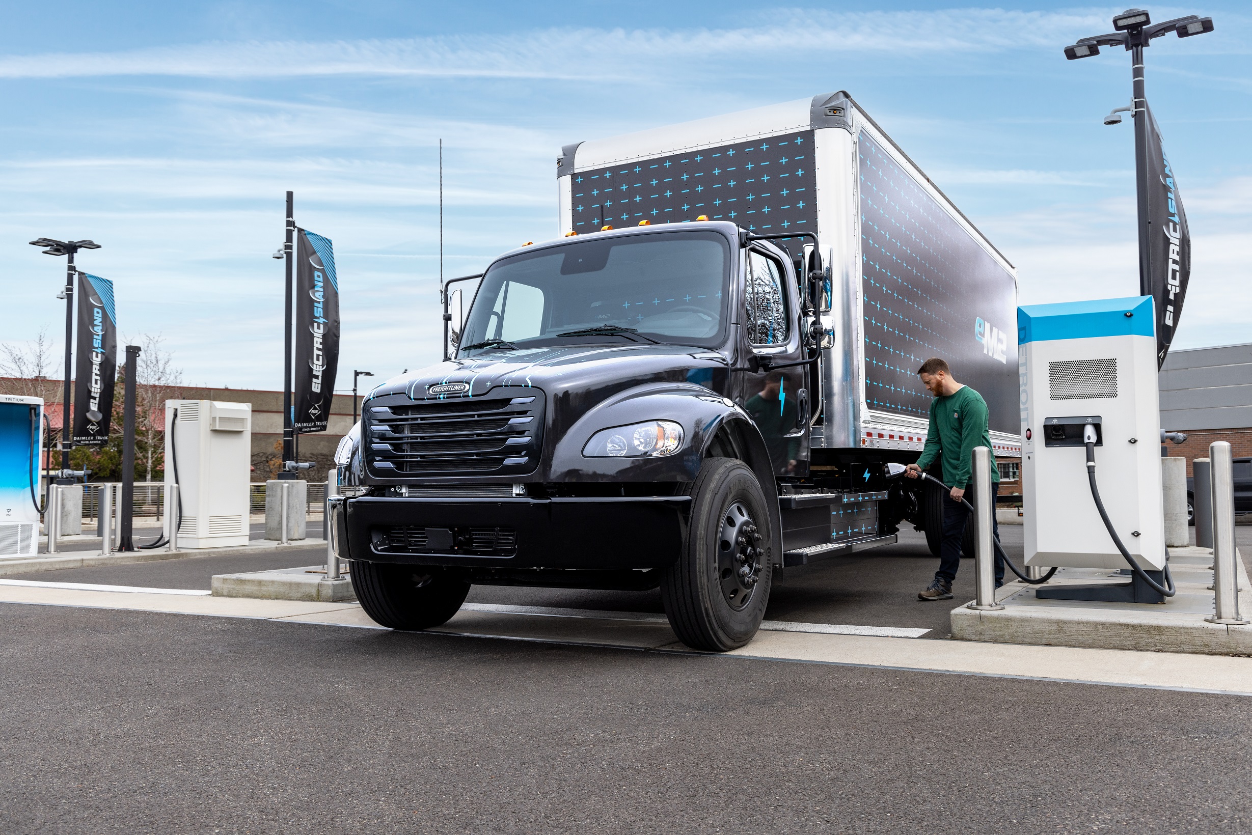 Daimler Truck North America Unveils Freightliner eM2, the Versatile ...