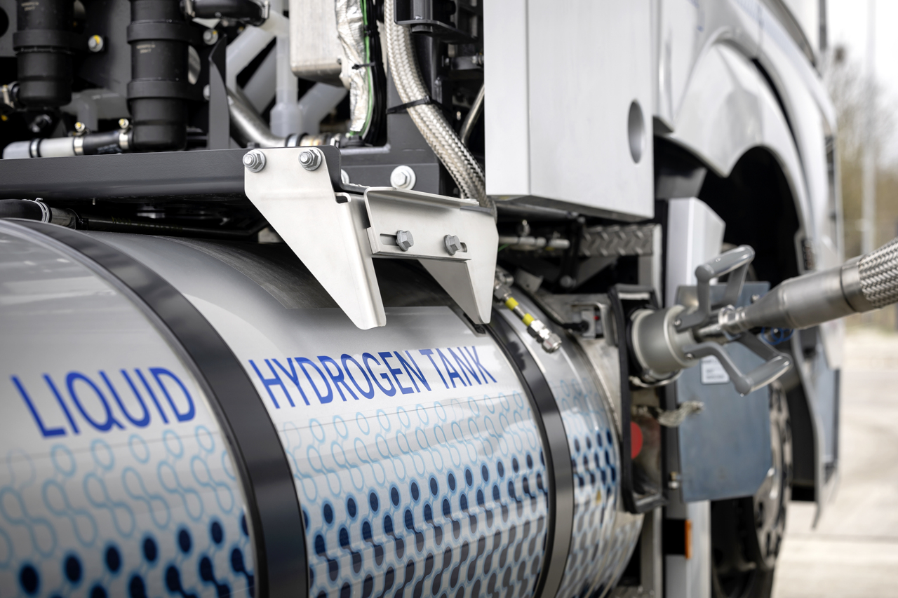 Safe, Fast and Simple: Daimler Truck and Linde Set New Standard for ...