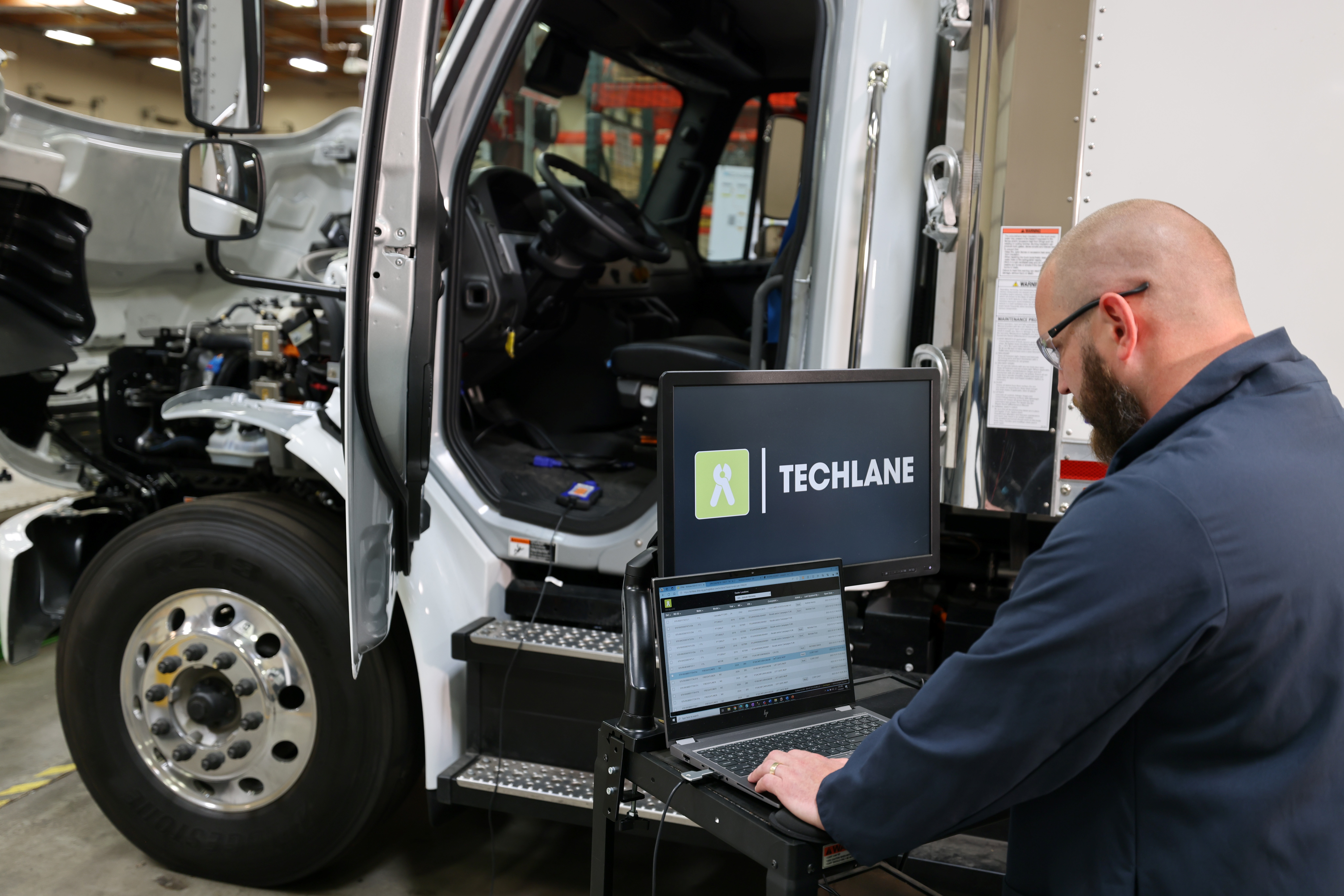 Daimler Truck North America Attracts Service Technicians to its Dealer ...