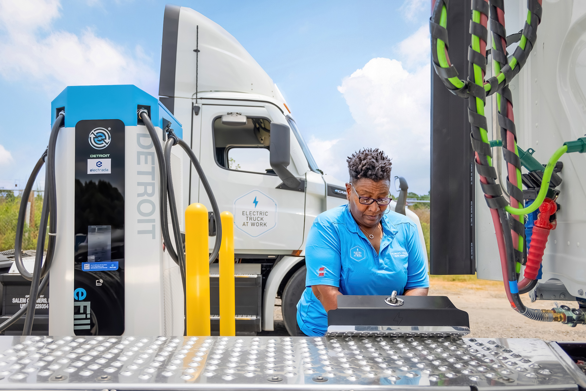 Daimler Truck North America and Daimler Truck Financial Services collaborate with Salem Carriers ...