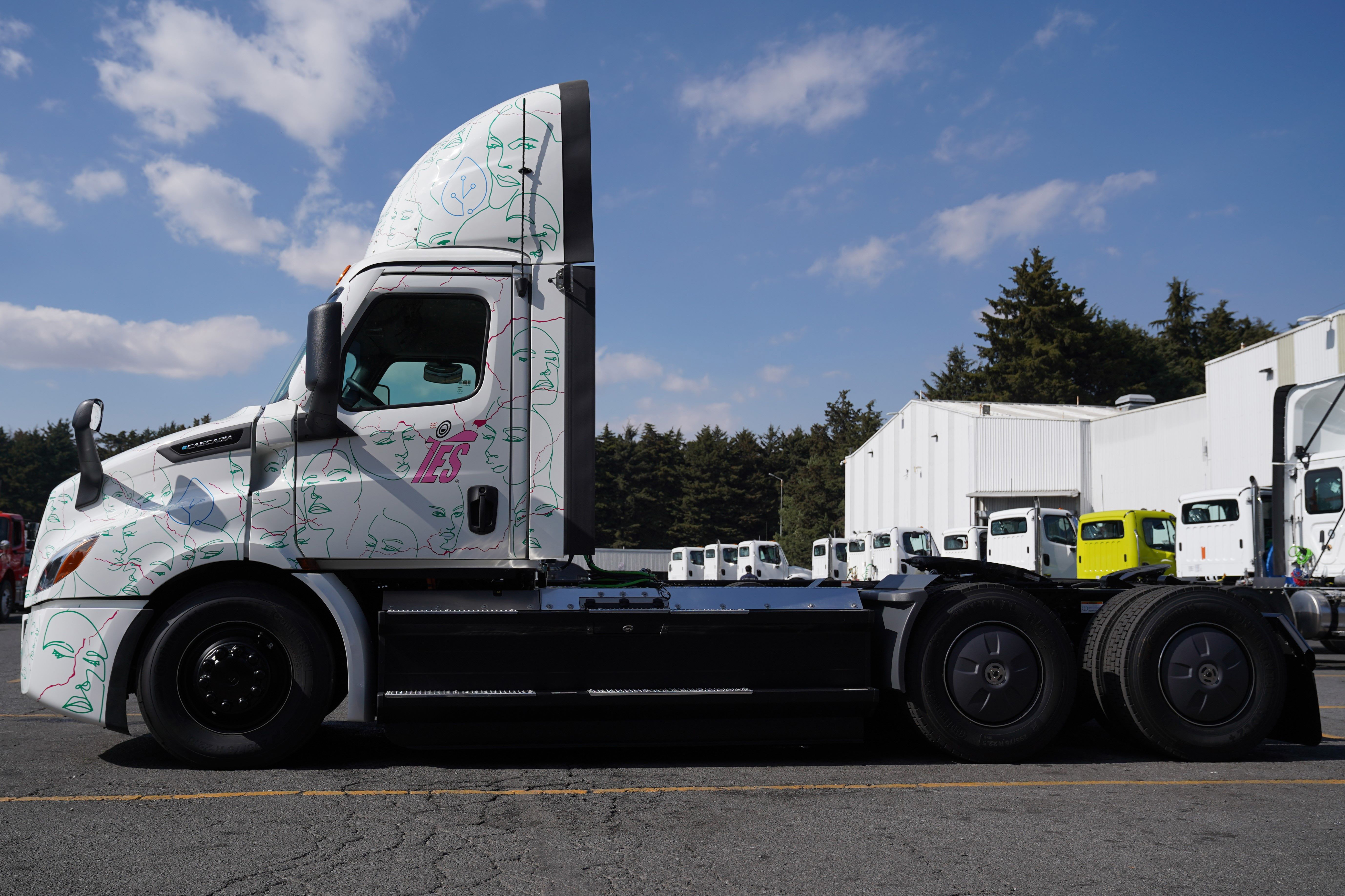 Daimler Truck Delivers First Battery Electric Freightliner eCascadia to ...