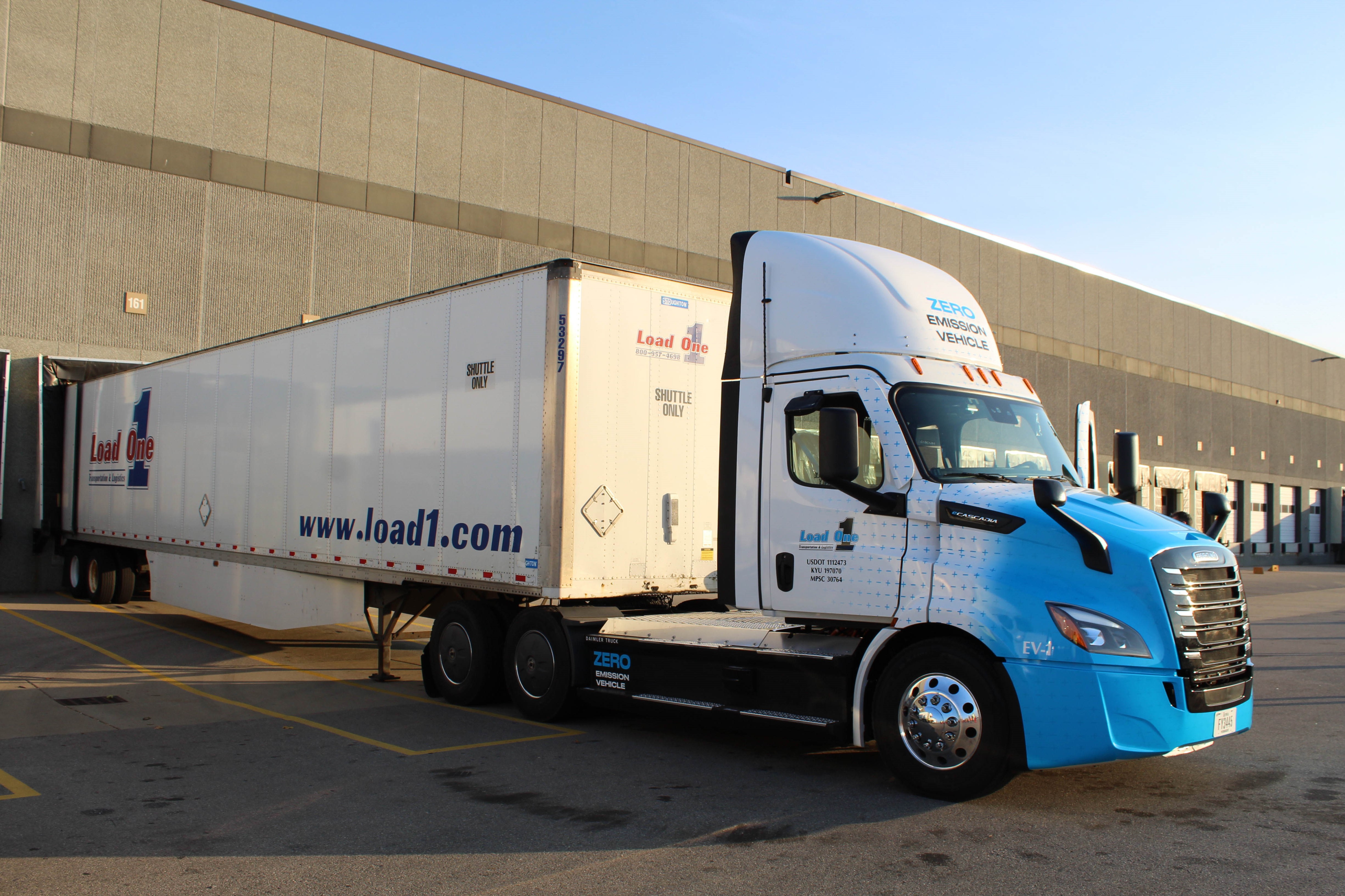 Daimler Truck North America launches first electric Freightliner eCascadia in Motor City for own ...